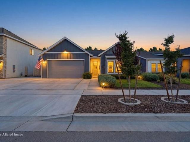 2587 W Heather Ln, Hanford, CA 93230