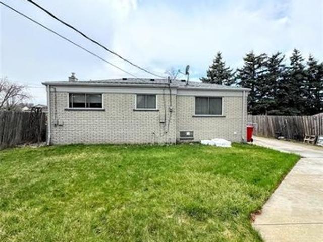 25888 Carl St, Roseville, MI 48066