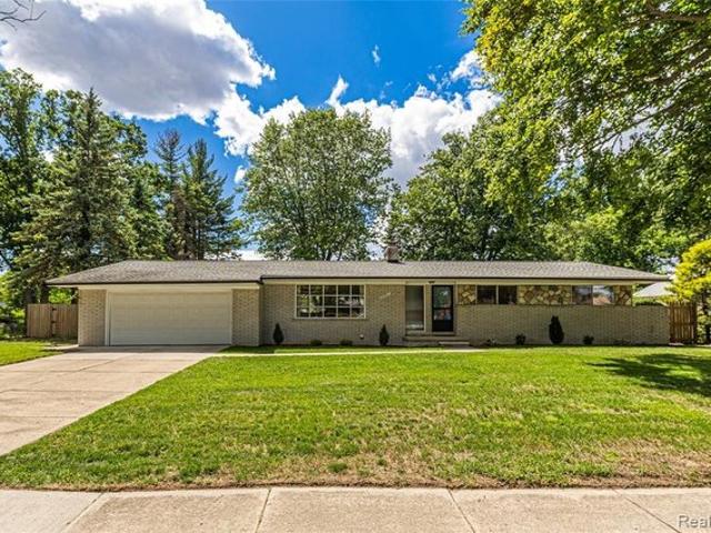 25801 Pine View Ave, Warren, MI 48091