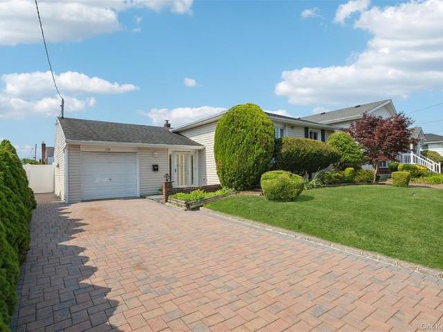258 Aster St, Massapequa Park, NY 11762