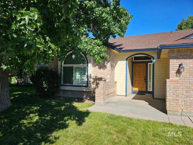 2594 N Valmet Pl