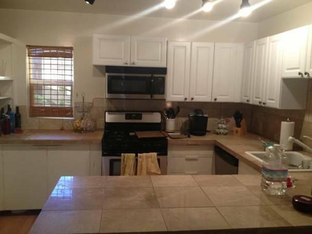 $2595 / 1br 4 blocks from University Ave + Backyard Area