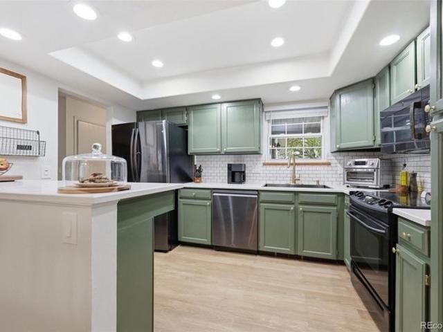2598 S Vaughn Way Apt B, Aurora, CO 80014