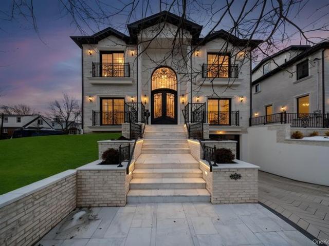 2590 st Ave, Glen Oaks, NY 11004