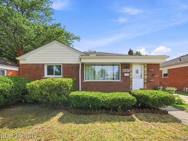 25916 Cubberness St, Saint Clair Shores, MI 48081