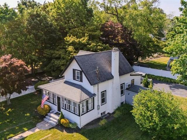 259 Woodlawn Ave, Saint James, NY 11780