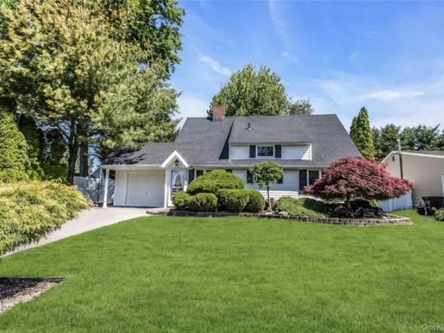 259 Willowood Dr, Wantagh, NY 11793