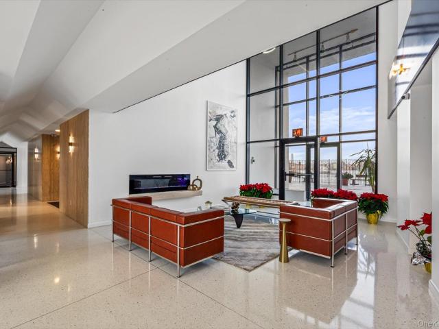 25 40 Shore Boulevard 19E