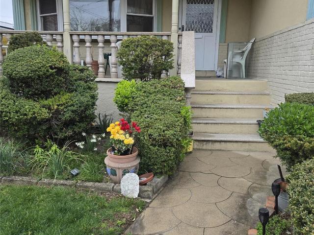 25 44 Bayswater Avenue | Compass
