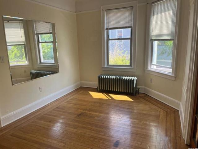 25 12 14th Pl, Astoria, NY 11102