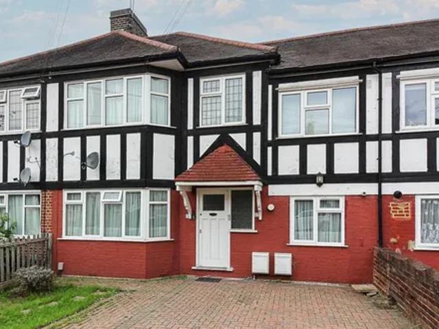 25, 27 Westview Drive, London, IG8 8LX, United Kingdom | 2 bed apartment for rent #167479856 | Rentberry