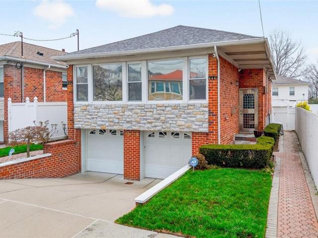 25 28 th St, Flushing, NY 11354