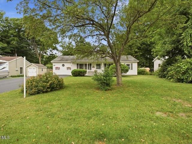 25 Thornberry Dr, Glens Falls, NY 12801