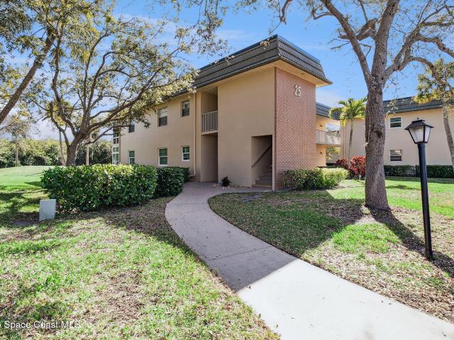 25 Vista Gdns Trl, Unit 203, Vero Beach, FL 32962 | MLS #1066