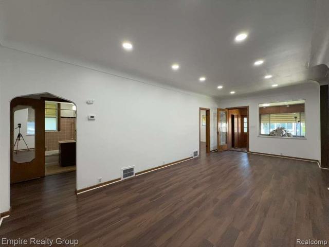 25 W Broadway Street