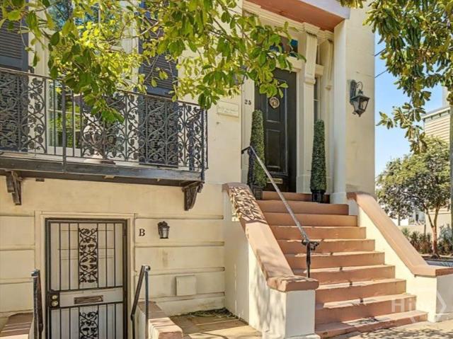 25 W Perry Street