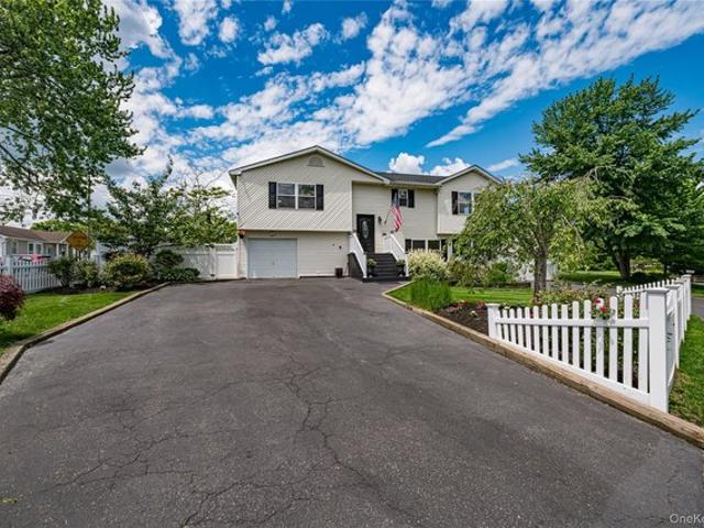 25 W Shore Dr, Patchogue, NY 11772