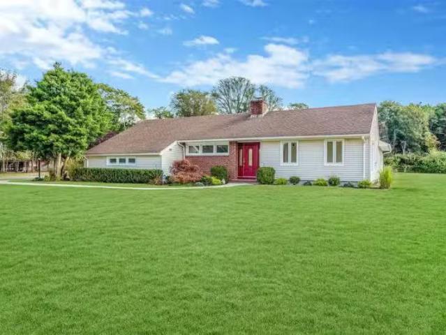 25 WATCHOGUE AVE, EAST MORICHES, NY 11940 Single Family Reside.