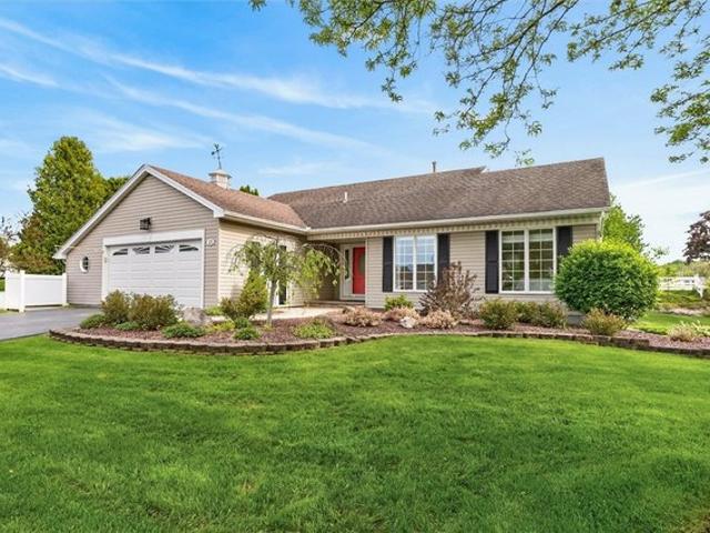25 Western Pine Dr, Rochester, NY 14616