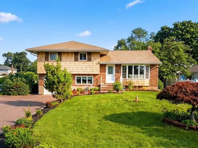 25 Whitebirch Ln, Commack, NY 11725