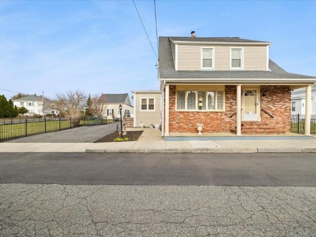 25 Winward St, Fall River, MA 02724 | MLS #73496