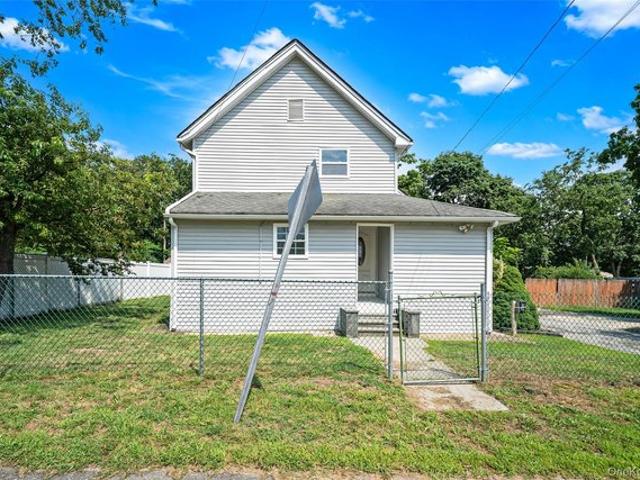 25 William St, Central Islip, NY 11722
