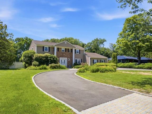 25 Artisan Ave, Huntington, NY 11743