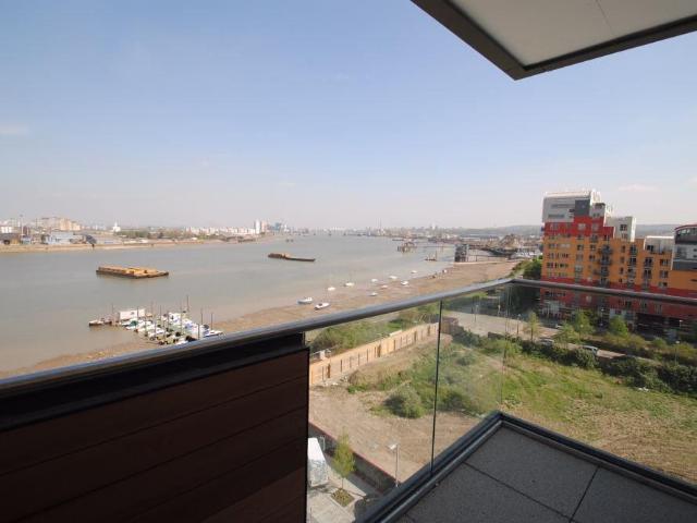 25 Barge Walk, London, SE10 2 bed apartment to rent £2,500 pcm £577 pw