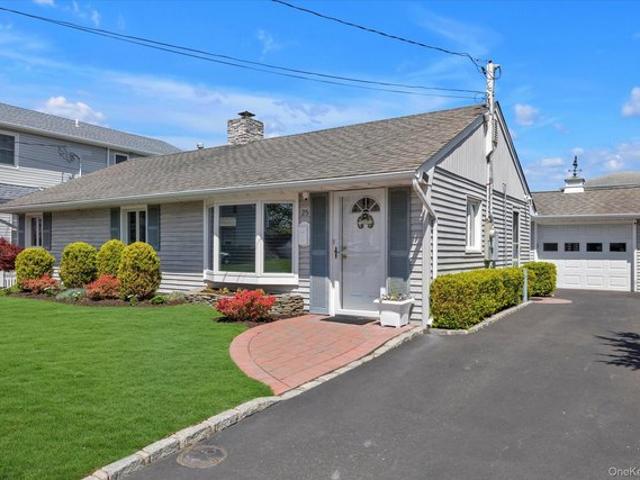 25 Bayview Ave, Babylon, NY 11702