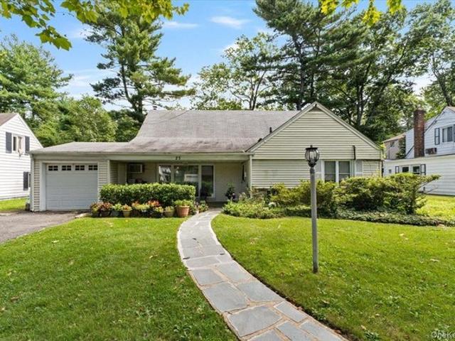 25 Bentley Rd, Great Neck, NY 11023