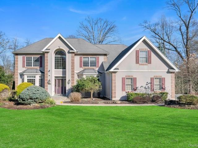 25 Charnwood Dr, Suffern, NY 10901