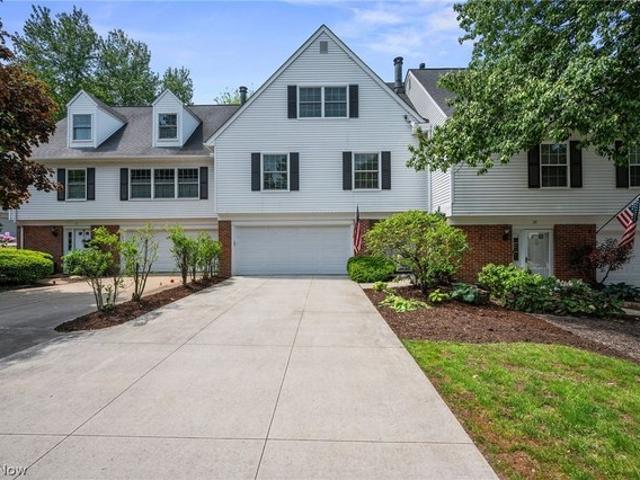 25 Commons Ct, Chagrin Falls, OH 44022