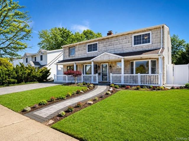 25 Cobalt Ln, Westbury, NY 11590
