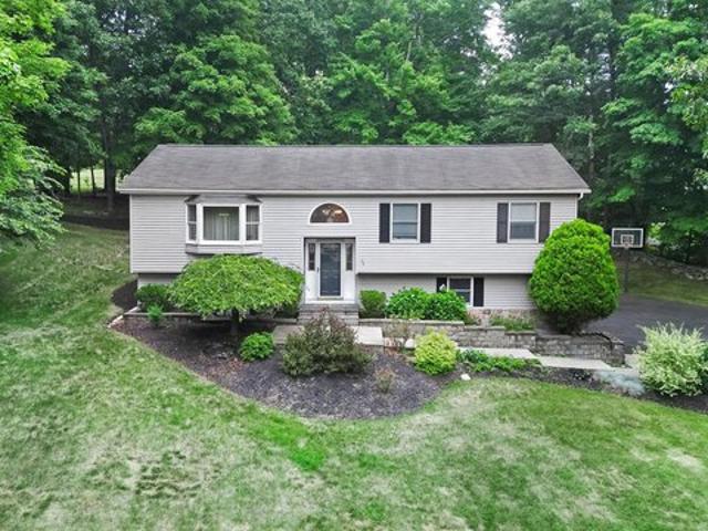 25 Cocoa Ln, Newburgh, NY 12550