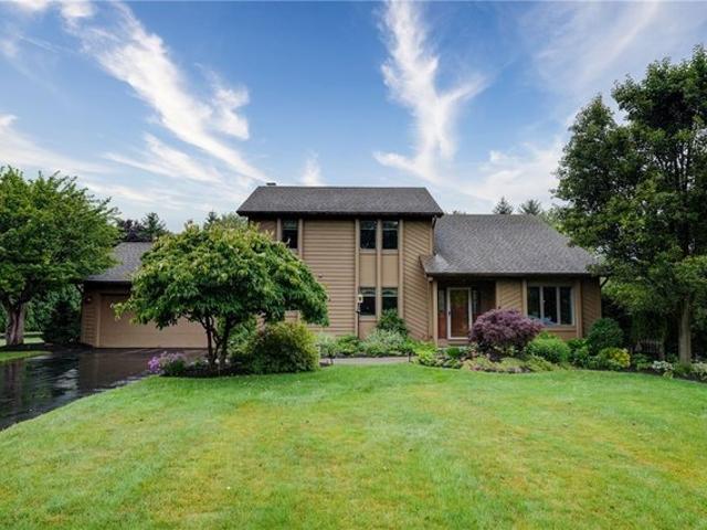25 County Clare Cres, Fairport, NY 14450