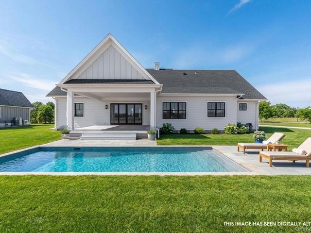 25 Club Dr, Baiting Hollow, NY 11933