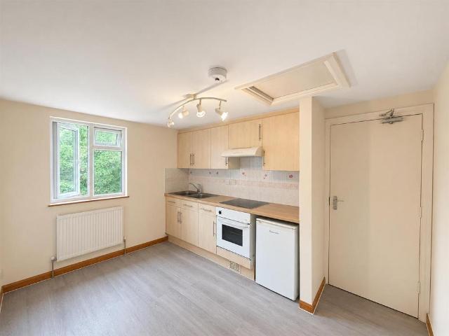 25 Cross Lances Road, Hounslow TW3 1 bed apartment to rent £1,150 pcm £265 pw