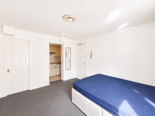 25 Cross Lances Road, Hounslow TW3 Studio to rent £1,050 pcm £242 pw