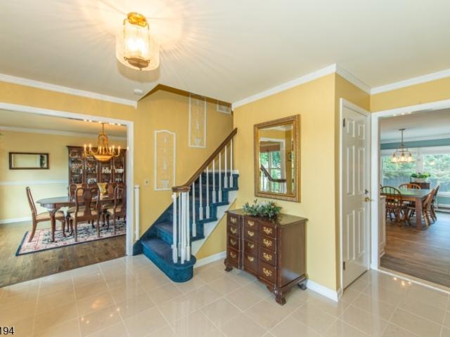 25 Crestwood Ave West
