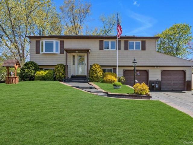 25 Deville Dr, Selden, NY 11784