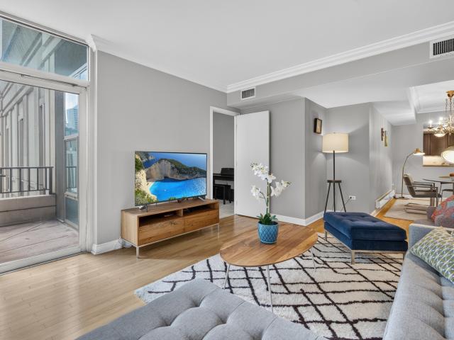 25 E Superior Street # 1006