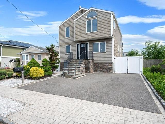 25 E Seacrest Ave, Lindenhurst, NY 11757