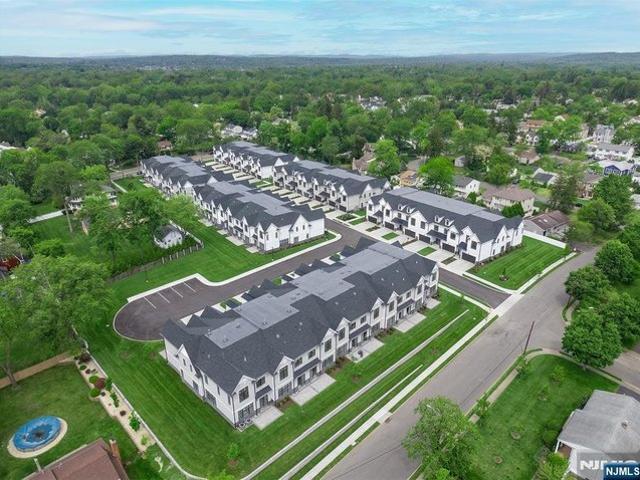 25 Feldman Ct, Paramus, NJ 07652