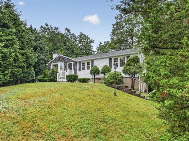 25 Gray Ter, Bedford, MA 01730