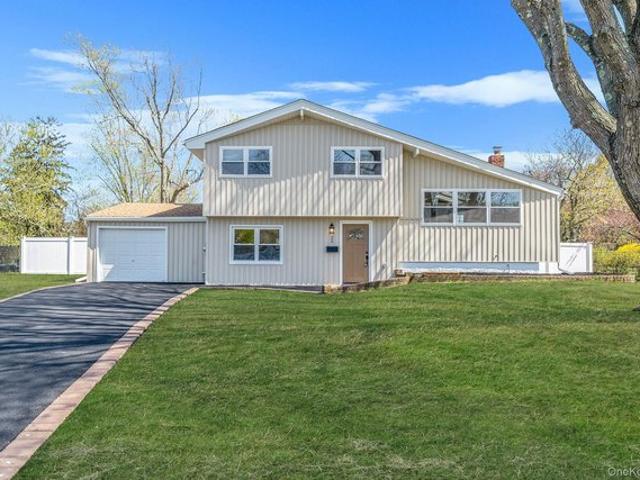 25 Greentree Dr, Oakdale, NY 11769