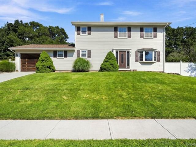 25 Harvey Ln, Ronkonkoma, NY 11779