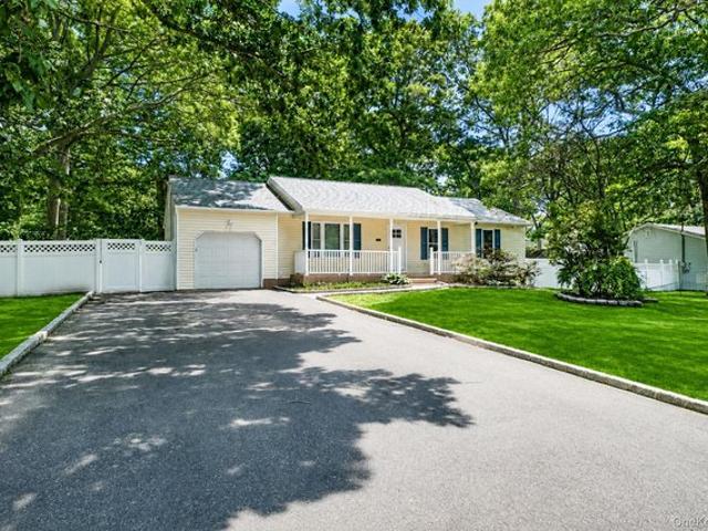 25 Heston Rd, Shirley, NY 11967