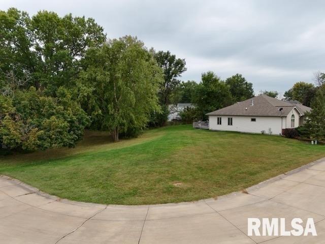 25 Hidden Valley Cir, Davenport, IA 52804