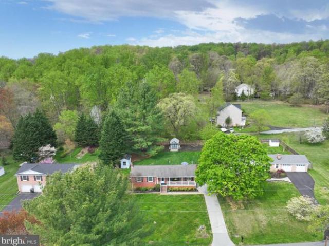 25 Honeybee Ave, Round Hill, VA 20141