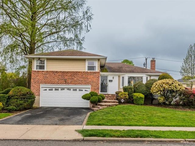 25 Hollywood Dr, Plainview, NY 11803